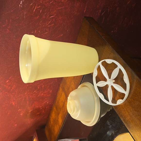 Tupperware | Kitchen | Vintage Tupperware Yellow Shaker Tumbler Cup ...